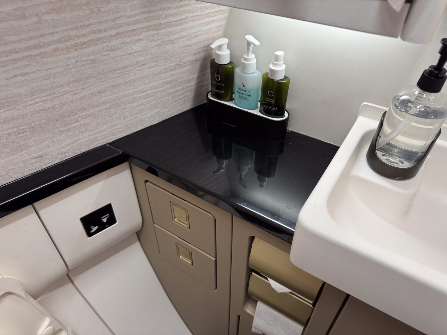 国泰航空尔雅公务舱（Aria Suite）PEK-HKG飞行简报 - 美国信用卡指南